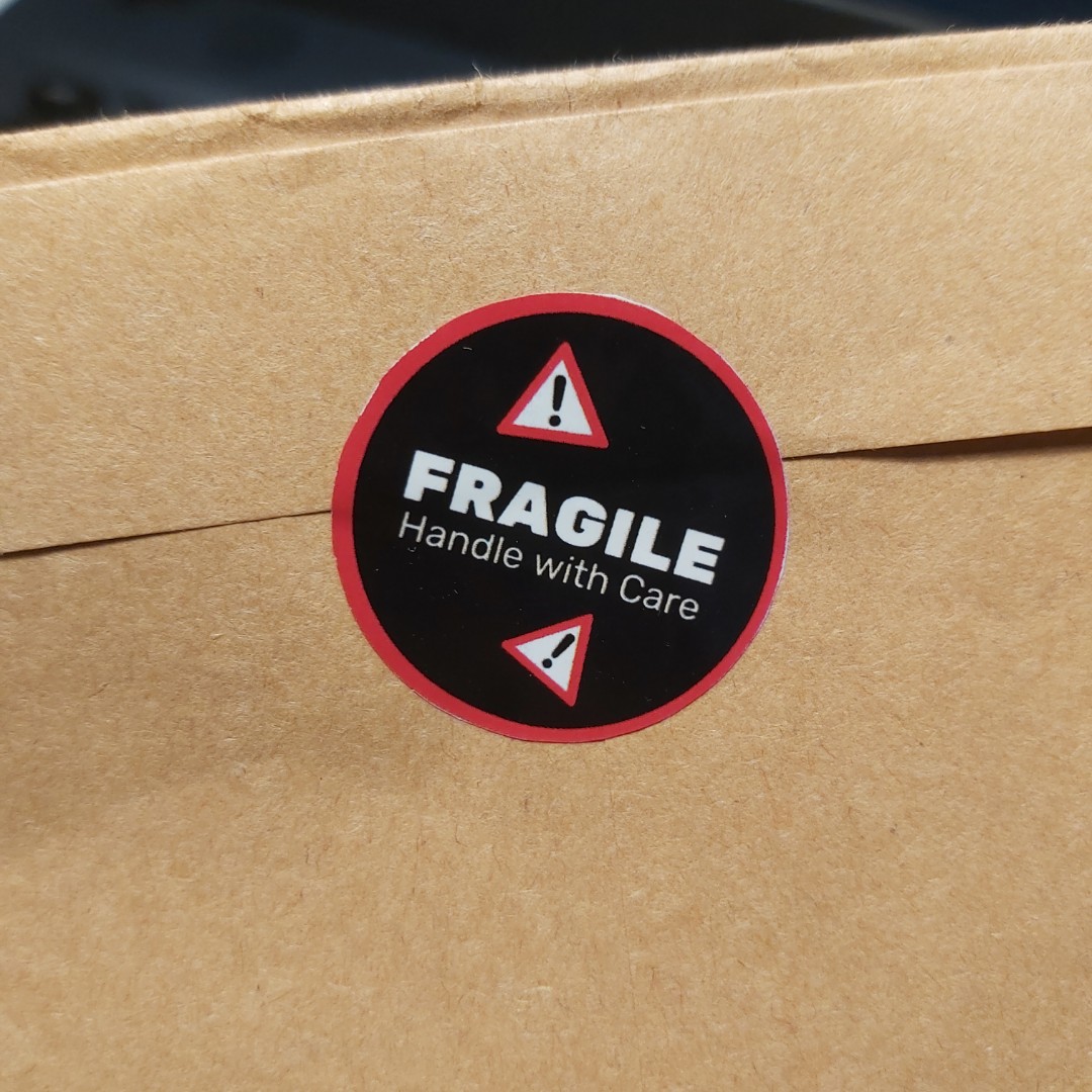 Stiker FRAGILE untuk kirim paket, Serba Serbi, Others di Carousell