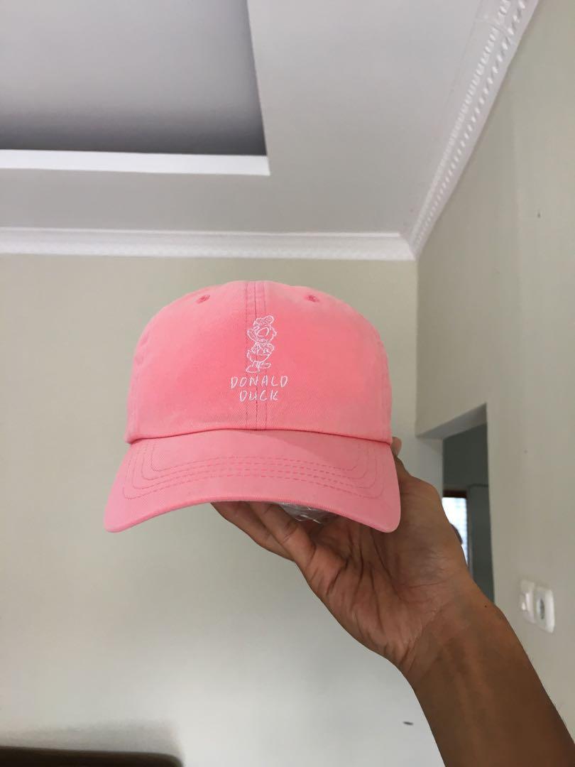 Topi pink donald duck, Fesyen Wanita, Aksesoris di Carousell