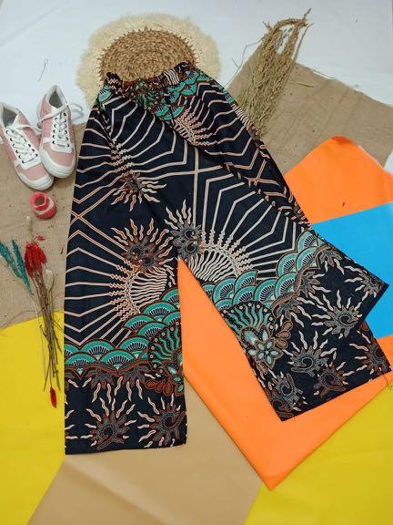 Batik Universal (seluar batik), Women's Fashion, Bottoms, Skirts on ...