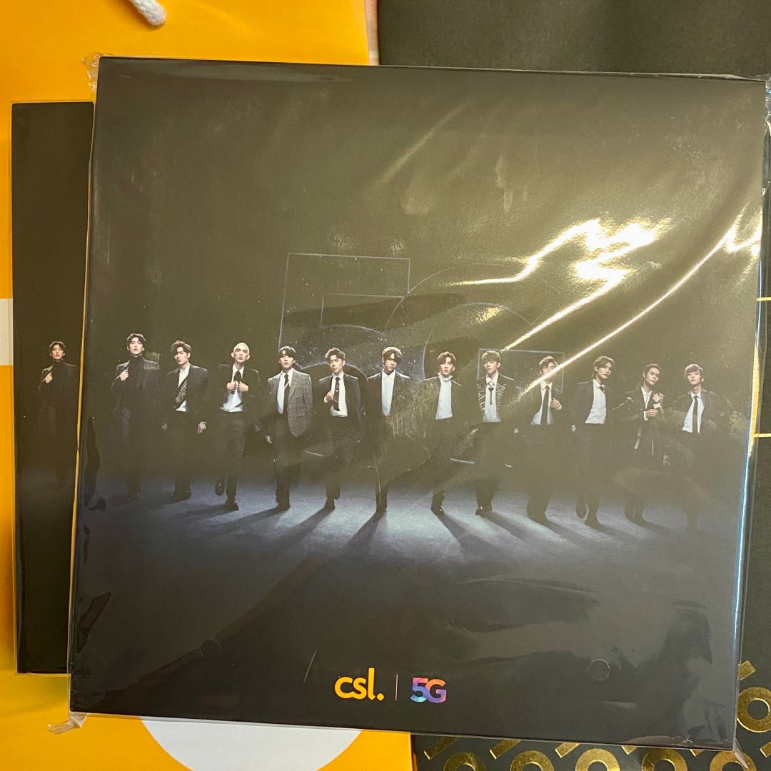 CSL 1010 Mirror 限量版 AR 月曆 , 興趣及遊戲, 收藏品及紀念品, 明星周邊 - Carousell