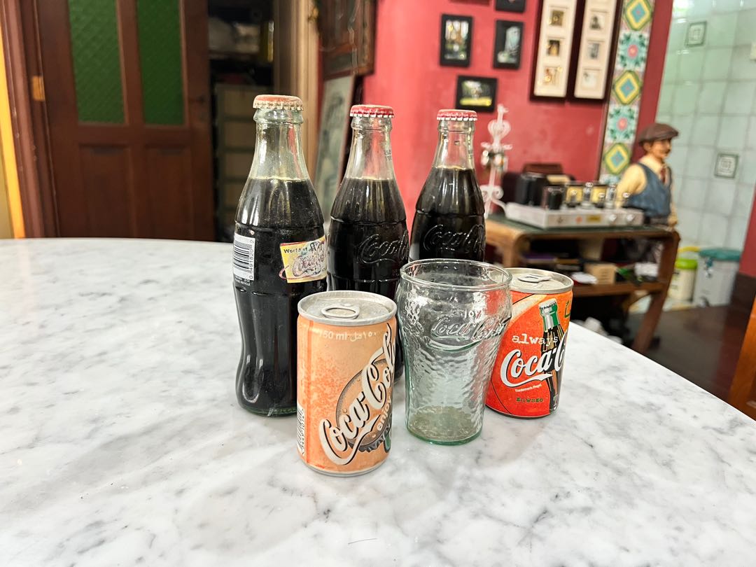 Old Coca Cola bottles, cans and a cup, Hobbies & Toys, Memorabilia ...