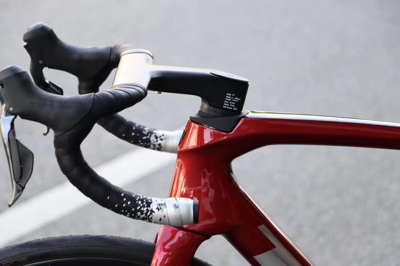 THE ONE PRO完美兼容TREK系統 碳纖維全內線一體把roadbike carbon handlebar, 運動產品, 單車及配件 ...