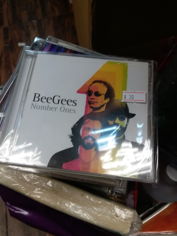 CD Bee Gees Number Ones CD+DVD, 興趣及遊戲, 音樂、樂器 & 配件, 音樂與媒體 - CD 及 DVD ...