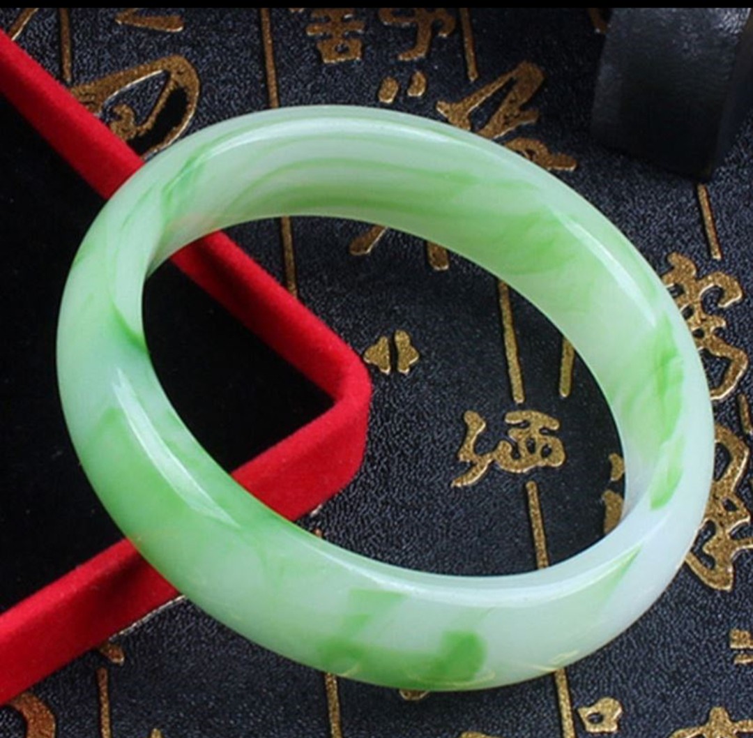 Jade bracelet, Women's Fashion, Jewelry & Organisers, Bracelets on ...
