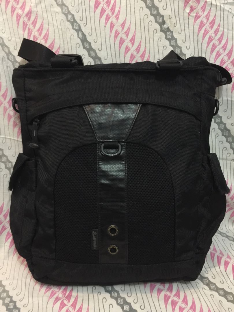 Totebag airwalk, Fesyen Pria, Tas & Dompet , Lainnya di Carousell