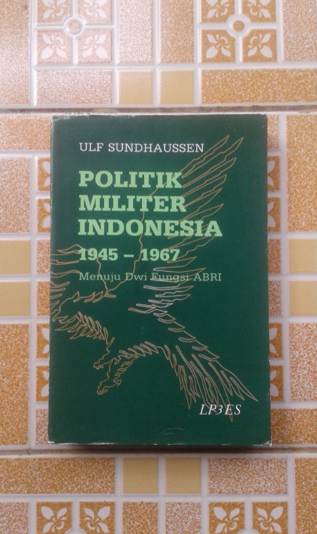 Politik Militer Indonesia 1945 1967 Menuju Dwi Fungsi Abri Buku And Alat