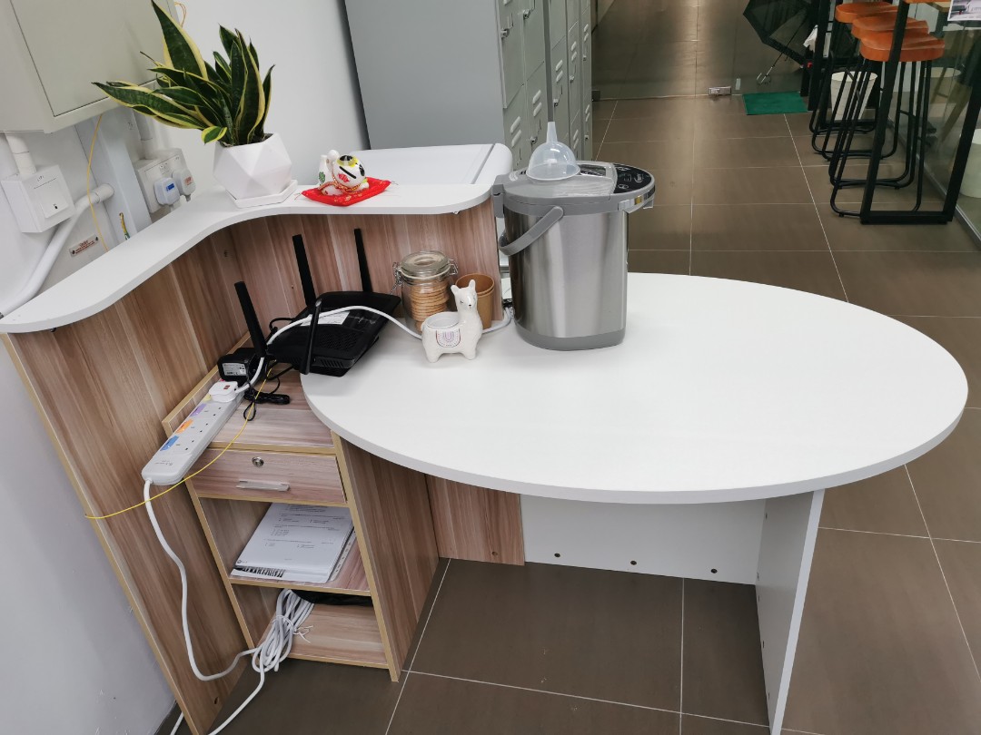 Compact oval office reception table with drawers and lock, Furniture ...