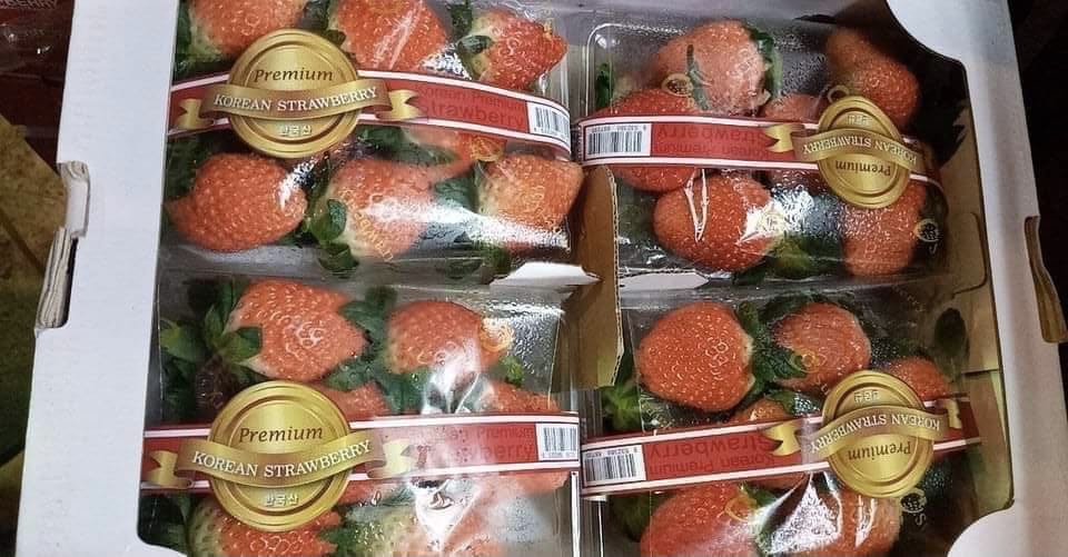 Korean Strawberries big and sweet strawberry sold per pack, Food ...