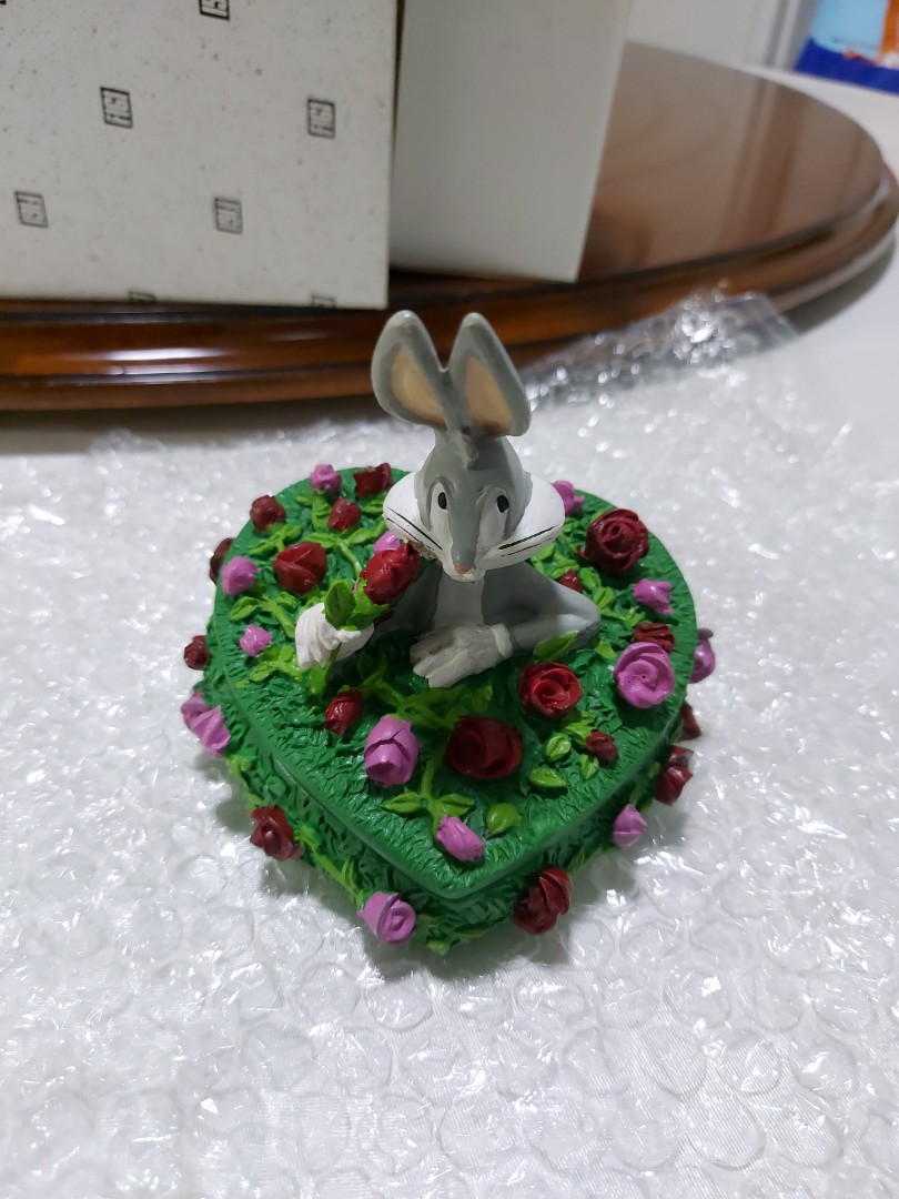 Looney Tunes: Bugs Bunny Box, Hobbies & Toys, Memorabilia ...