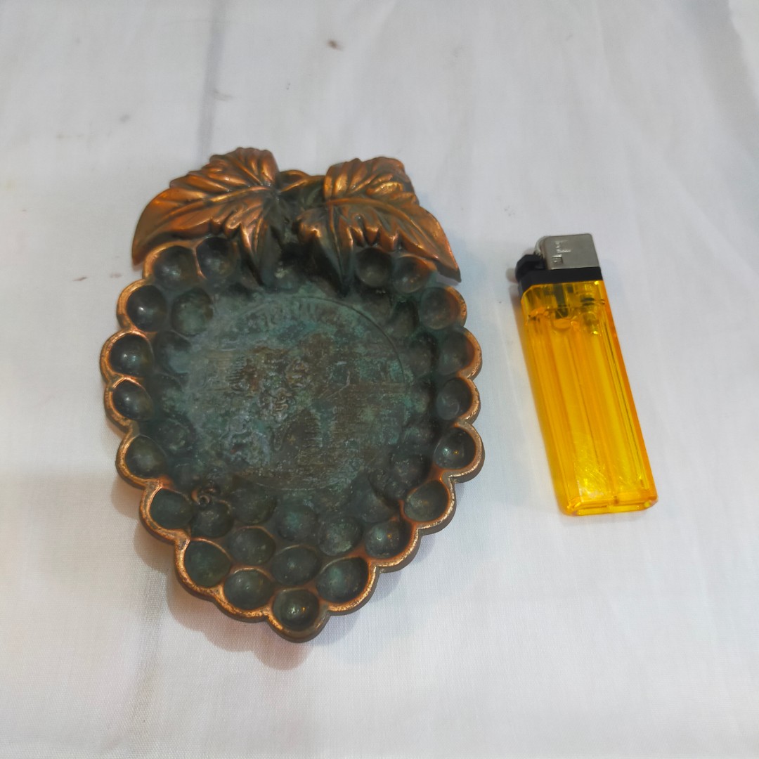 Asbak bentuk daun bahan logam, Antik, Pajangan di Carousell