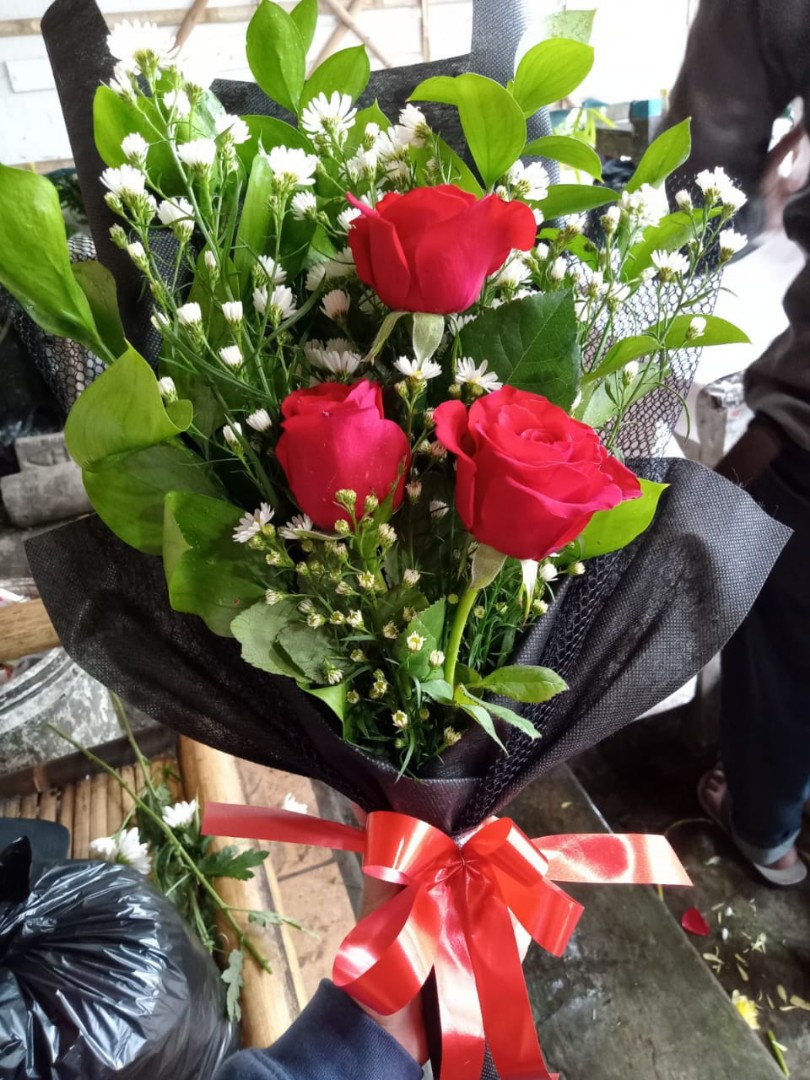 Berbagai buket bunga mawar asli dan segar, Perkebunan di Carousell