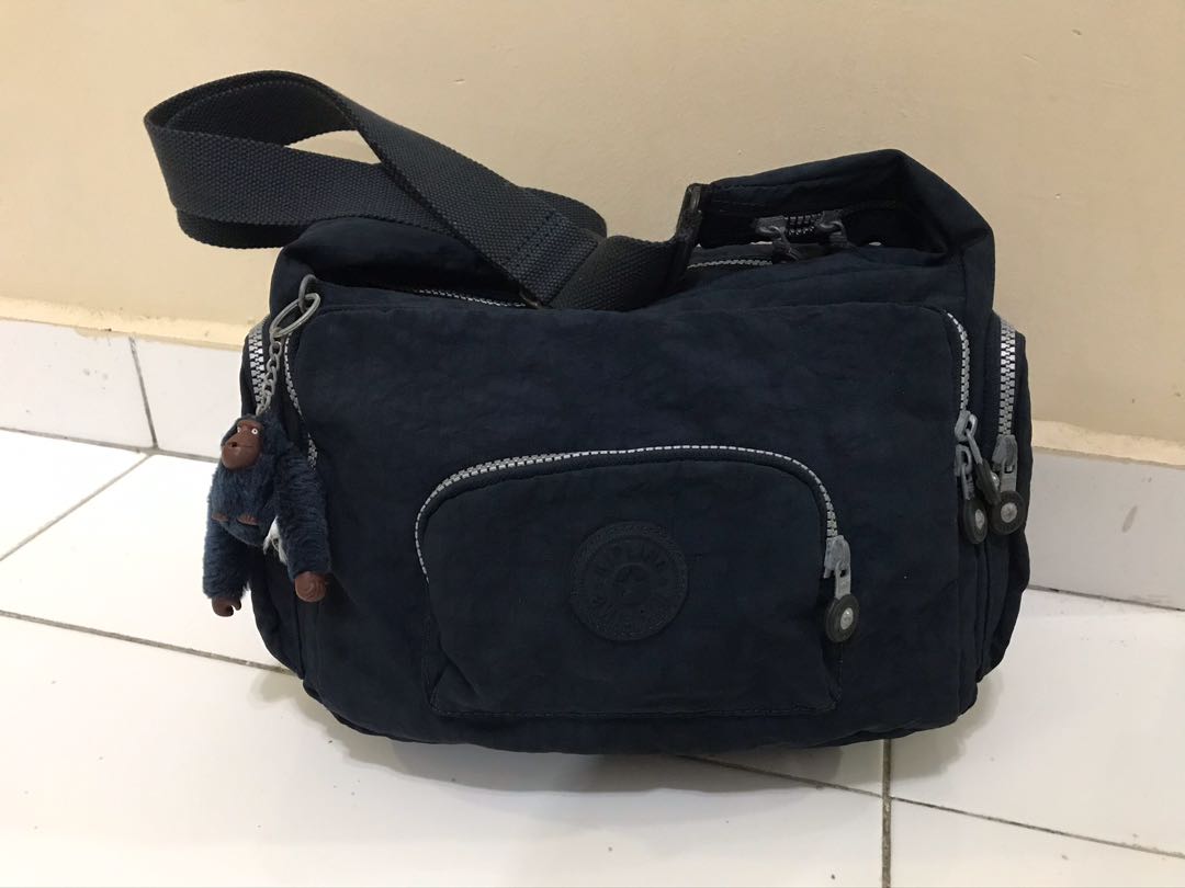Kipling Sling Ada Monyet (Free Tommy Girl Backpack), Men's Fashion ...