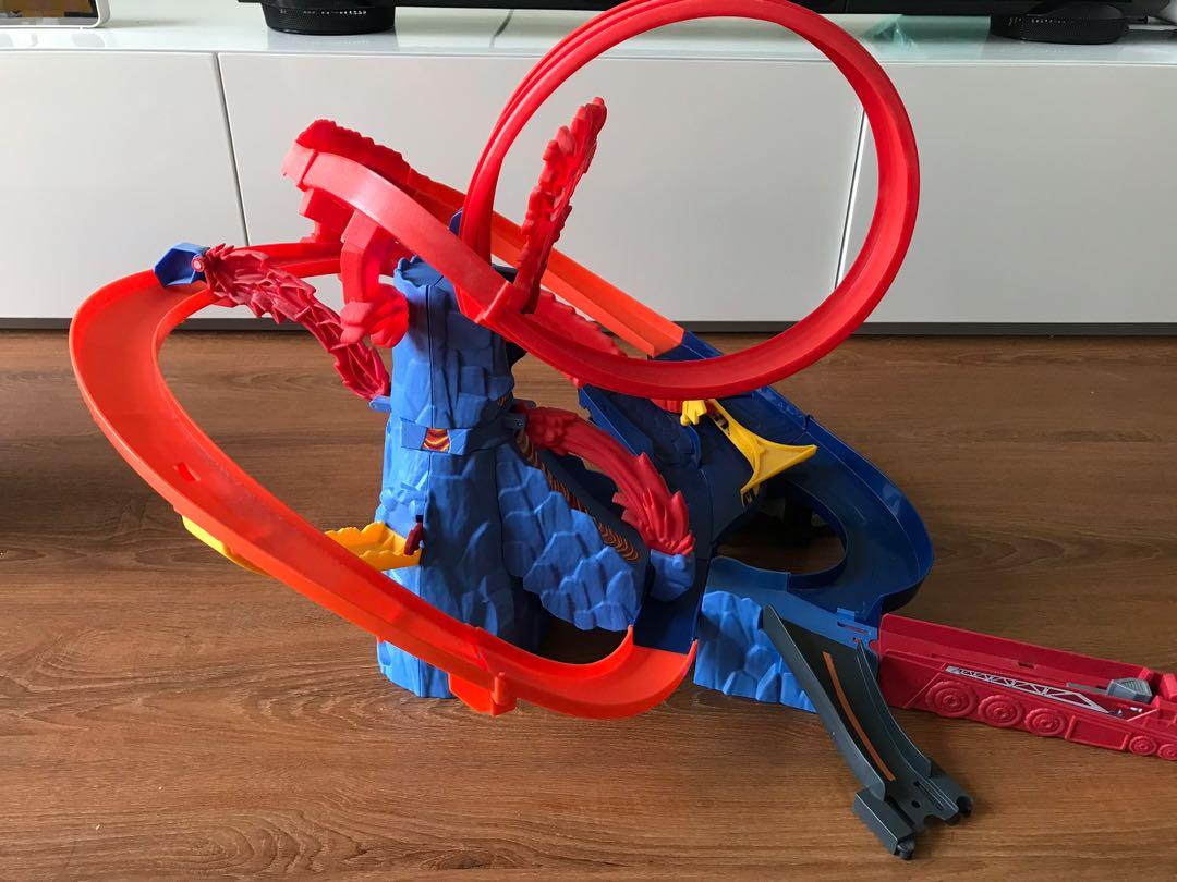 Hot Wheels Volcano Escape Themed Roundabout Track. Toys Hotwheels ...