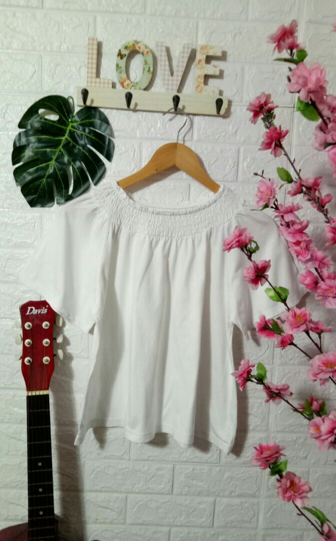 Uniqlo Simple White Top, Women's Fashion, Tops, Blouses on Carousell