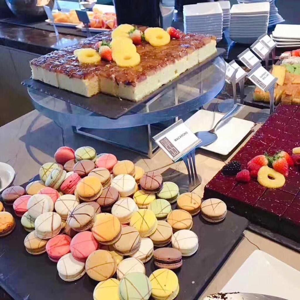 Cocktail dinner high tea breakfast mbs-Marina Bay Sands hotel room club ...