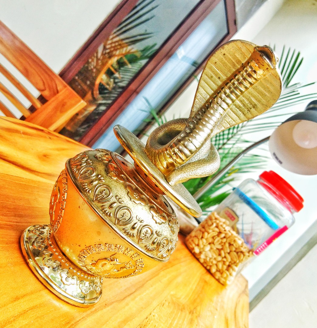 Patung antik music box.kuningan.antik.unik., Antik, Pajangan di Carousell