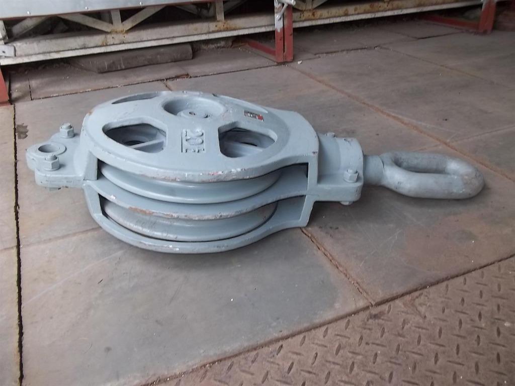 SWL 10T 20T Cast Steel Cargo Block Pulley Block with Swivel Oval Eye ...