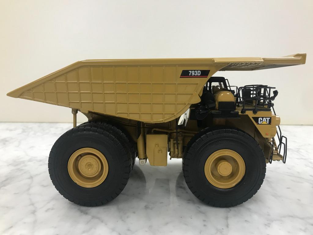 Caterpillar 793D Mining Truck Model, 興趣及遊戲, 玩具 & 遊戲類 - Carousell