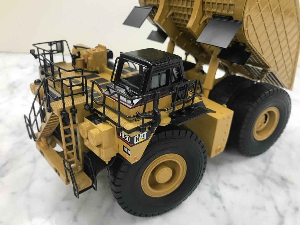 Caterpillar 793D Mining Truck Model, 興趣及遊戲, 玩具 & 遊戲類 - Carousell