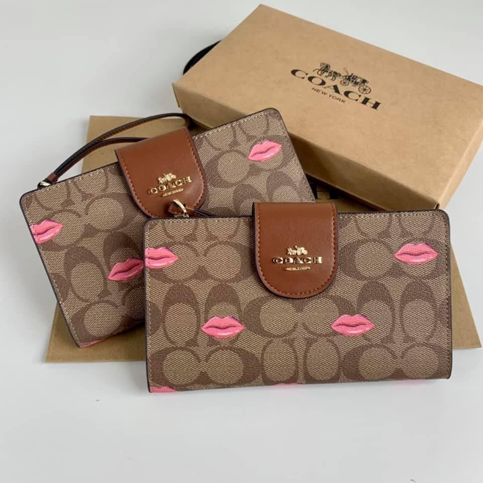 Coach Teach Phone Wallet Wristlet in Signature with Lips Print, Women's ...