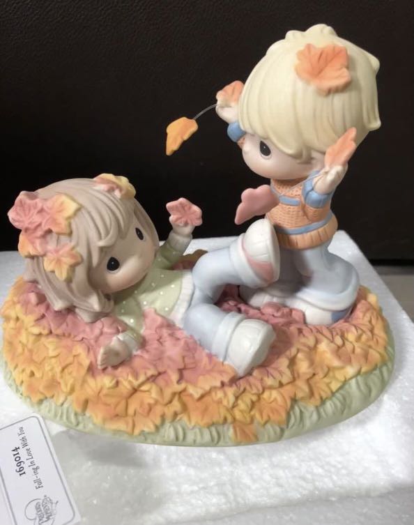 Precious Moments Couple with autumn leaves figurine Fall-ing in love ...
