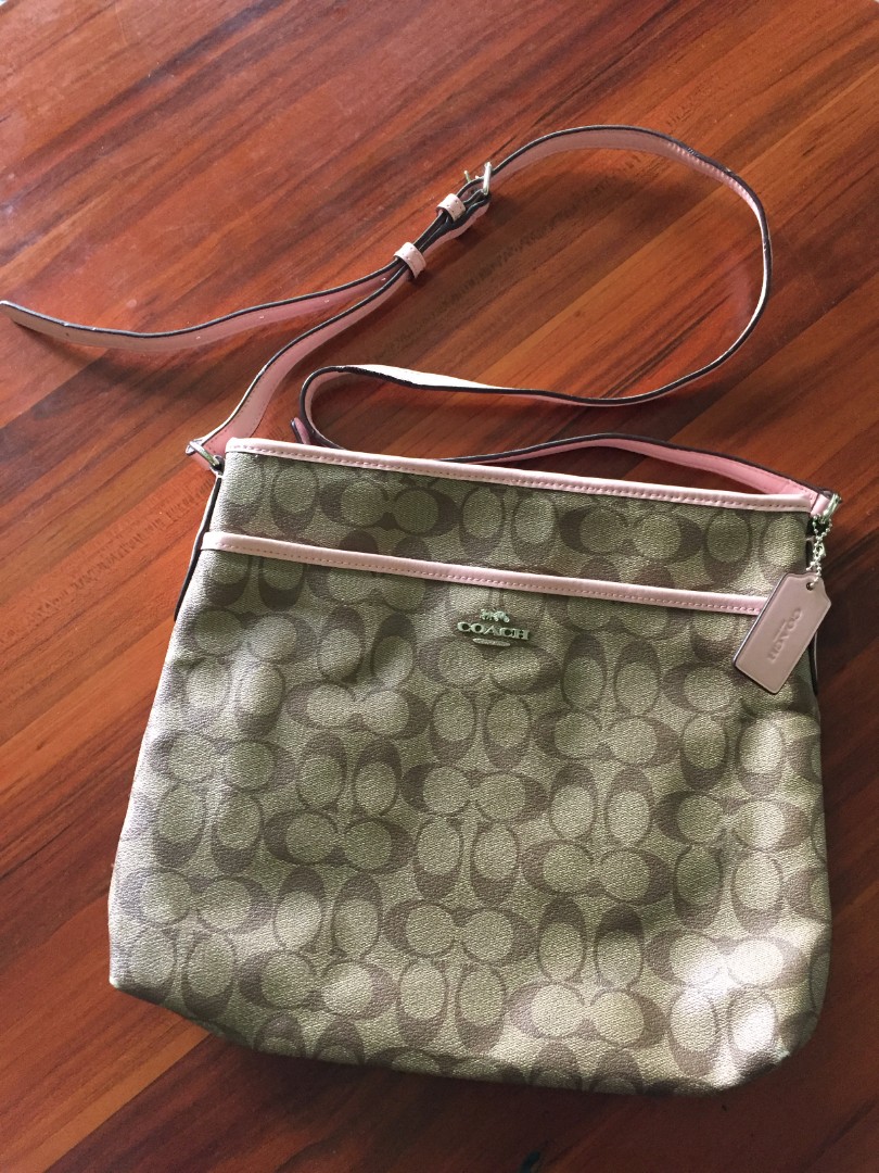 Coach Signature File Bag Crossbody Sling, Women's Fashion, Bags ...