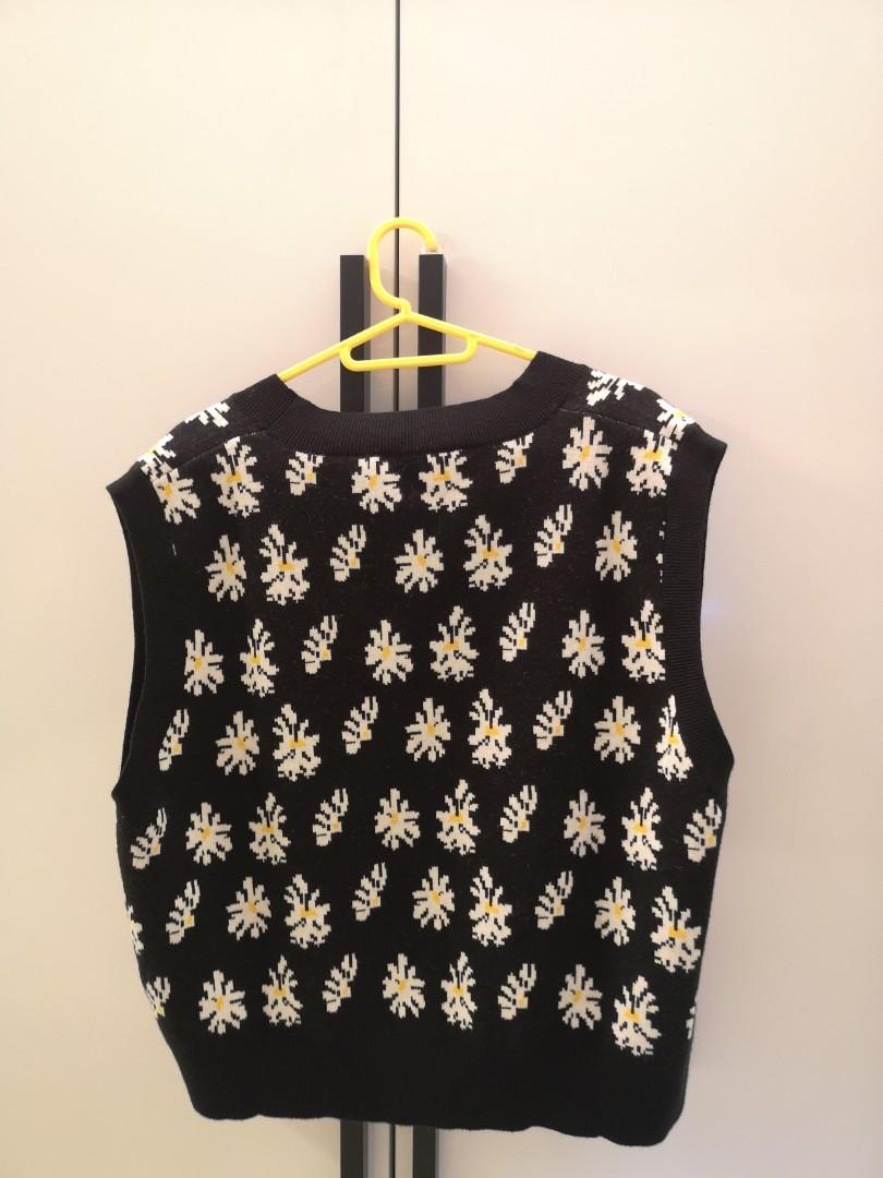 Vintage Daisy vest, Women's Fashion, Tops, Other Tops on Carousell