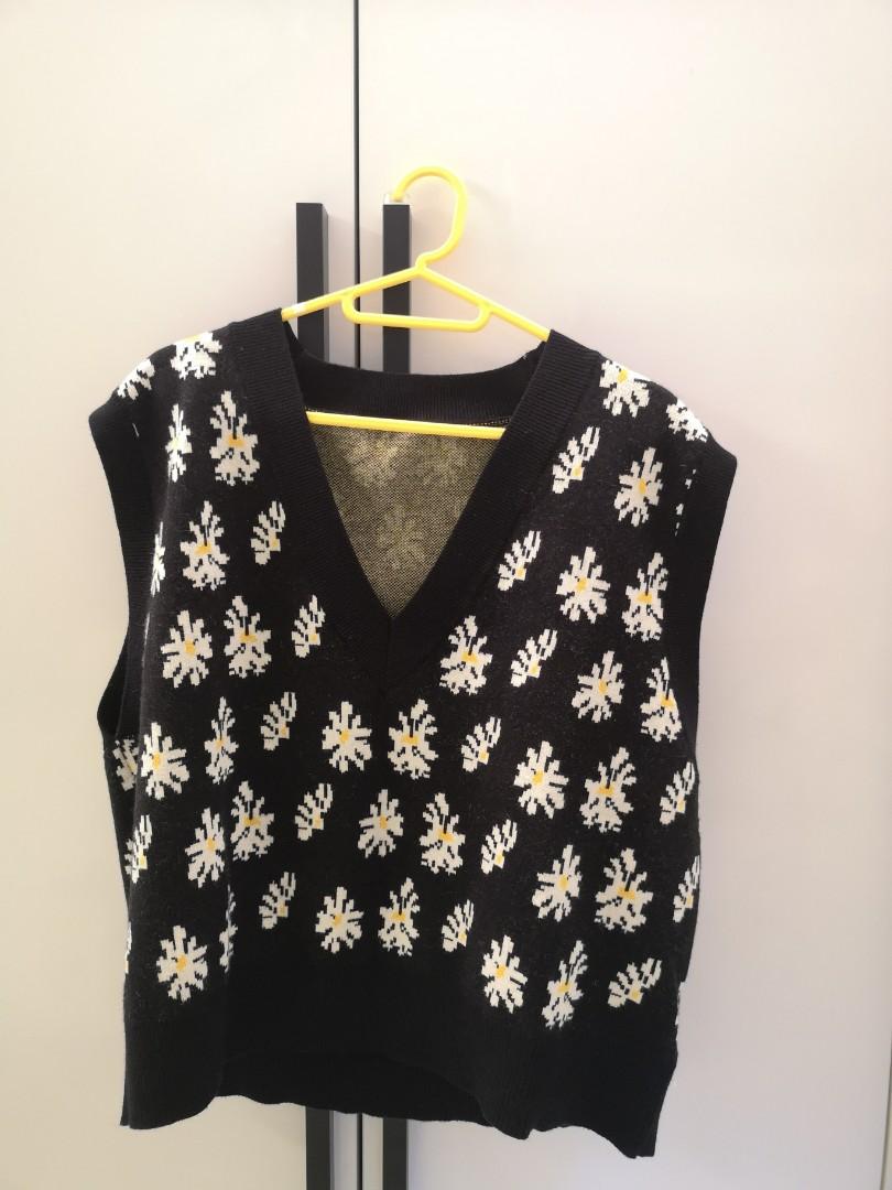 Vintage Daisy vest, Women's Fashion, Tops, Other Tops on Carousell