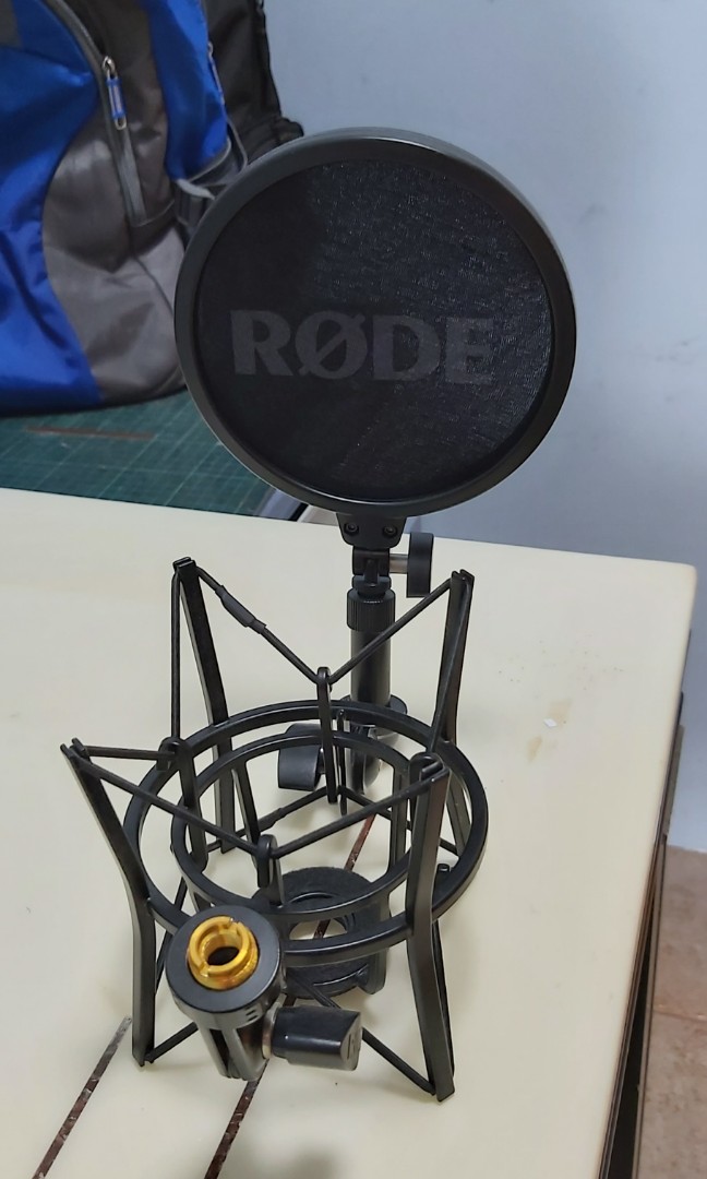 Rode NT1 cardiod condenser Microphone Holder, Hobbies & Toys, Music ...