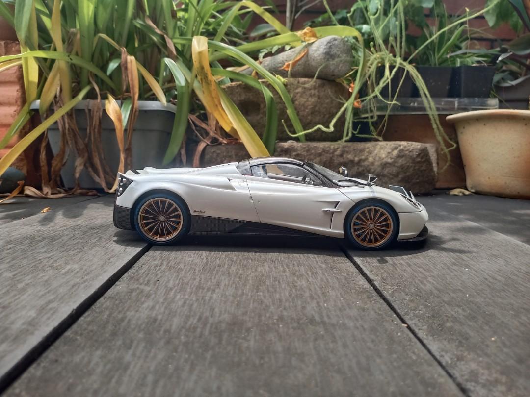 1:18 Pagani Huayra Roadster scale model car white LCD n/ GT AUTOS Welly ...