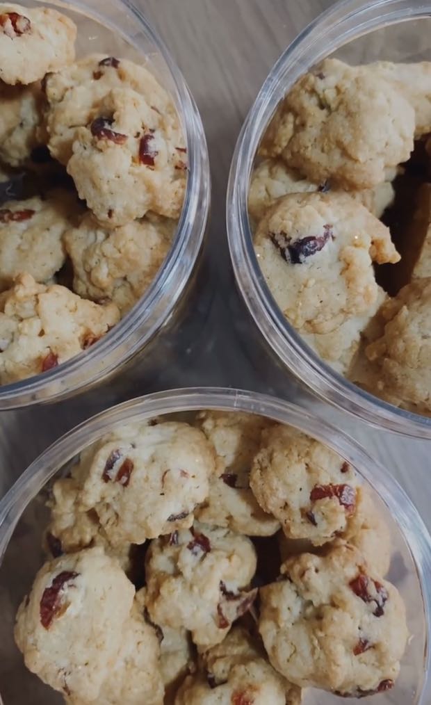 HARI RAYA Cranberry Cornflake (CORONA COOKIE), Food & Drinks, Packaged ...