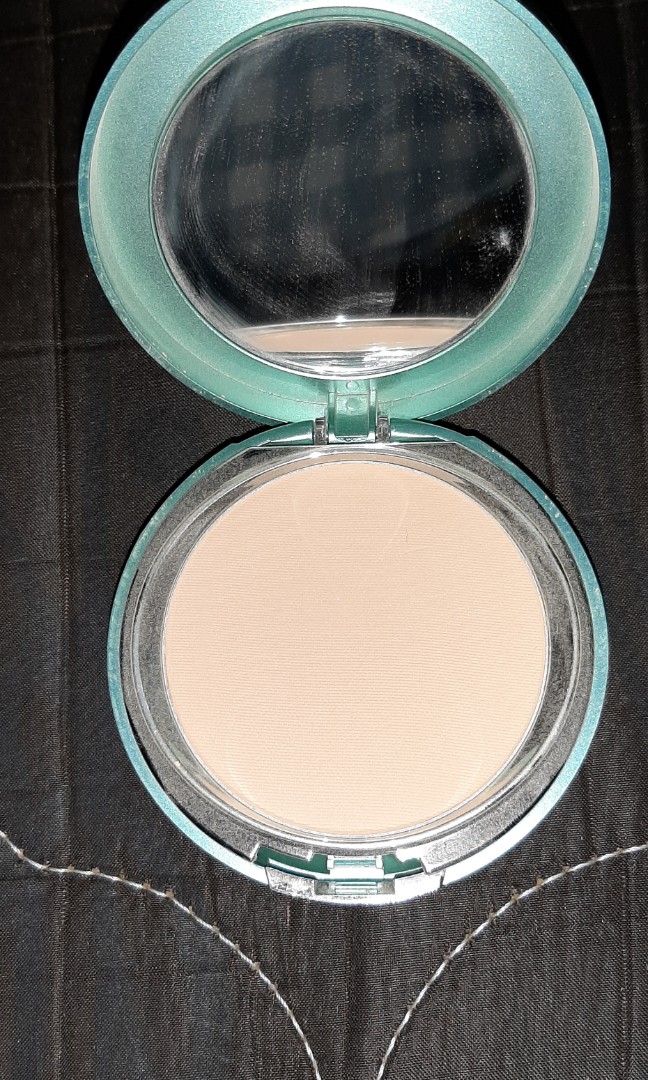 Bedak wardah exclusive shade natural, Kesehatan & Kecantikan, Rias ...