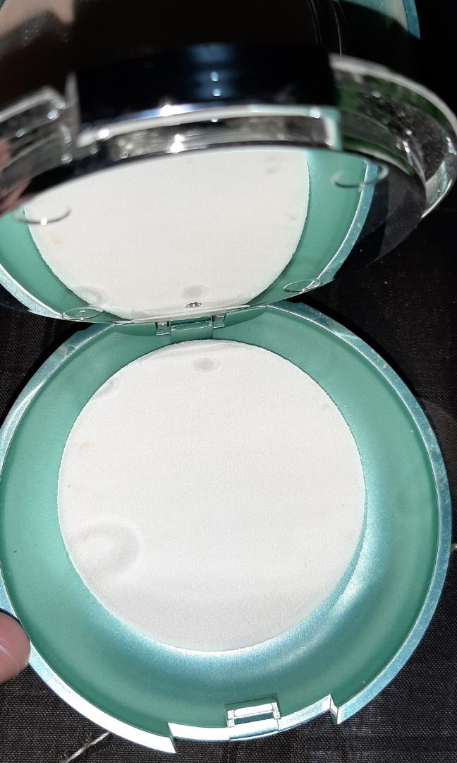 Bedak wardah exclusive shade natural, Kesehatan & Kecantikan, Rias ...