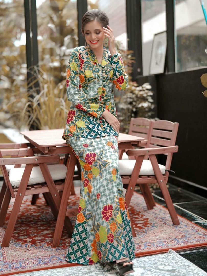 Kebaya Raya 2021, Women's Fashion, Muslimah Fashion, Baju Kurung & sets ...