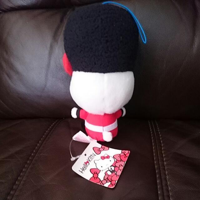 Hello Kitty UK Buckingham Palace Queen's Guard 20cm Plushie, Hobbies ...