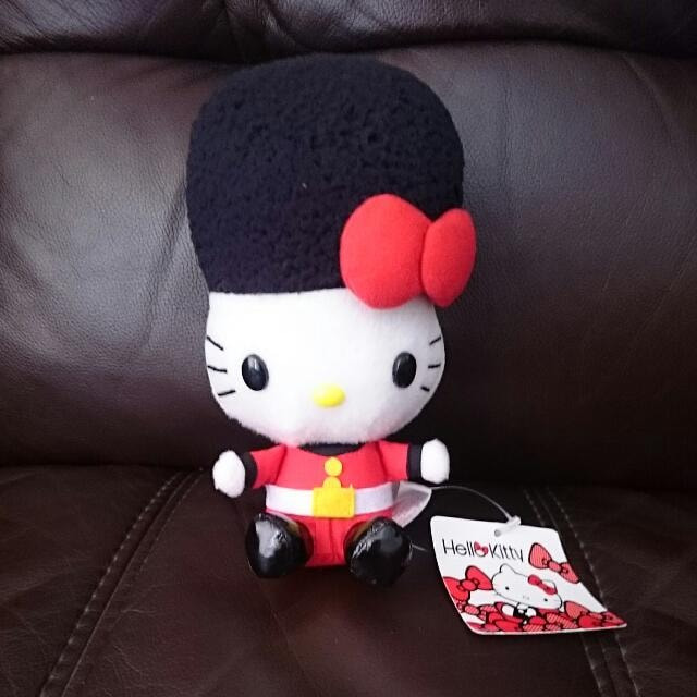 Hello Kitty UK Buckingham Palace Queen's Guard 20cm Plushie, Hobbies ...