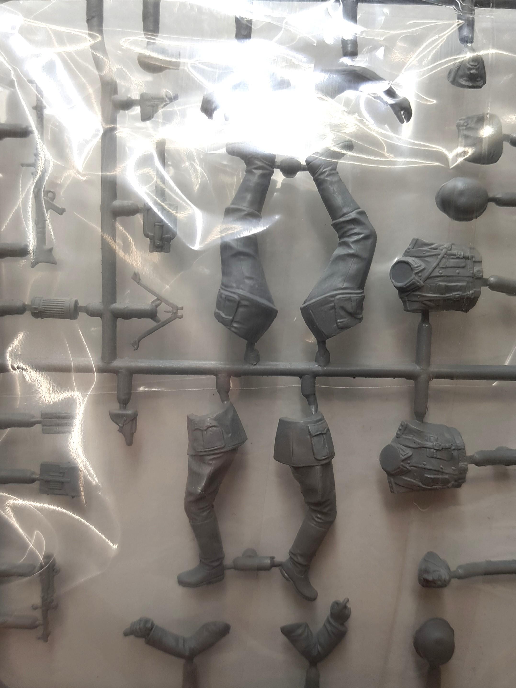 1/35 Master Box #3513 German Panzergrenadiers (1939-1942) c/w 4 Figures ...