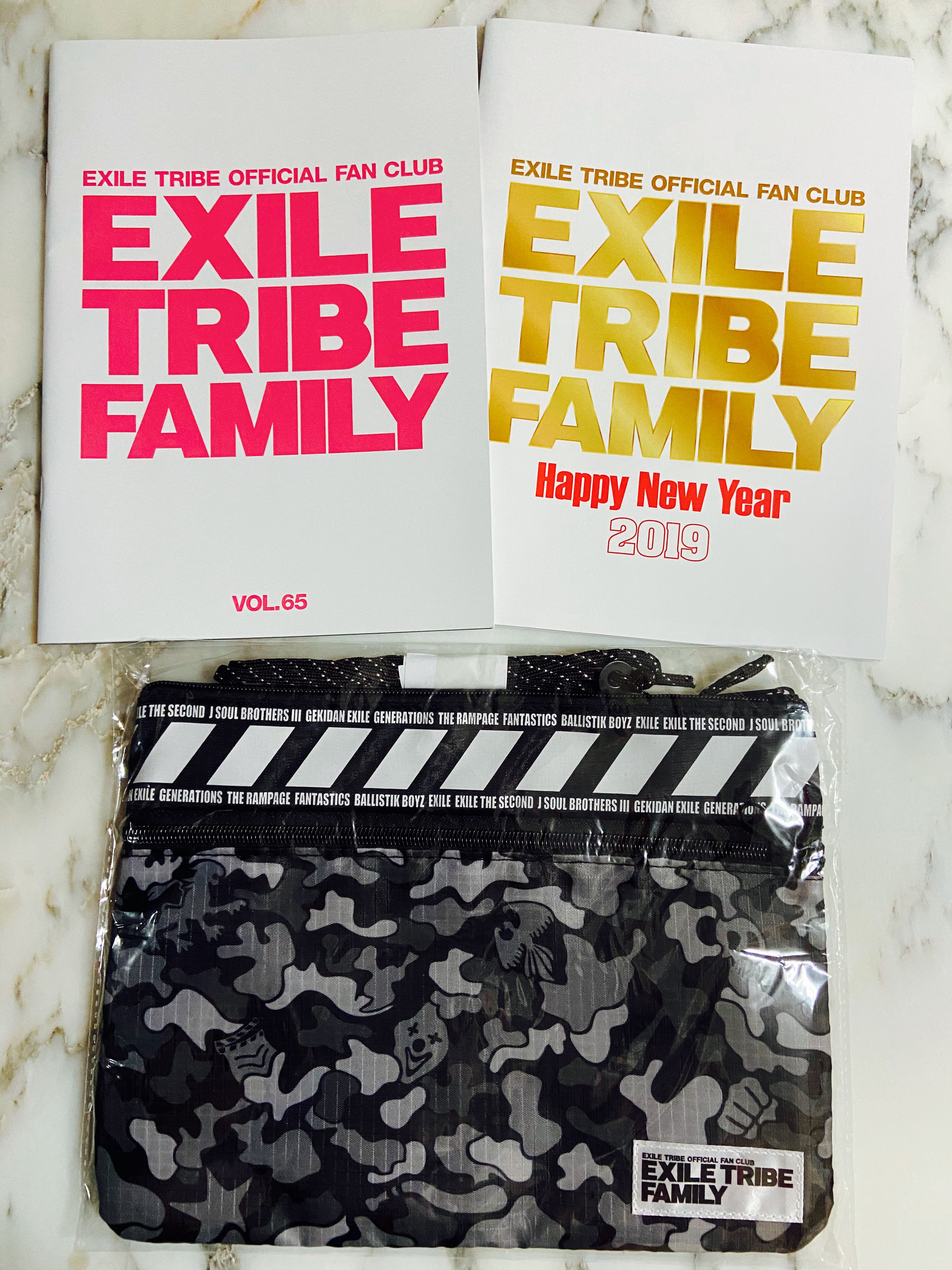 全新EXILE TRIBE FAMILY會員特典斜揹袋 及 2019年會報, 興趣及遊戲, 收藏品及紀念品, 明星周邊 - Carousell