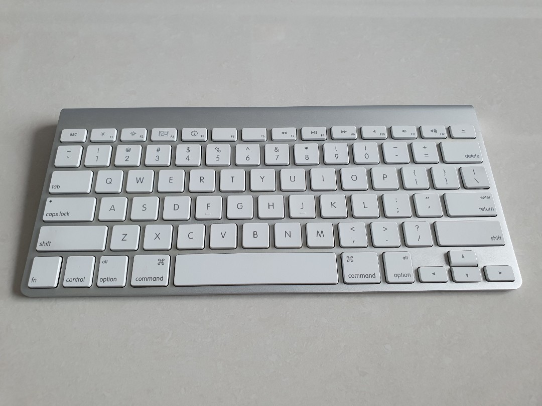Apple keyboard gen 1, Computers & Tech, Parts & Accessories, Computer ...
