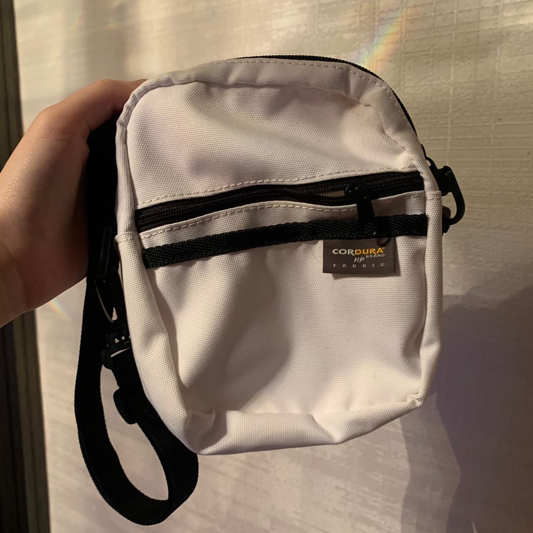 GU 白色 Cordura 迷你斜孭袋, 名牌, 手袋及銀包 - Carousell