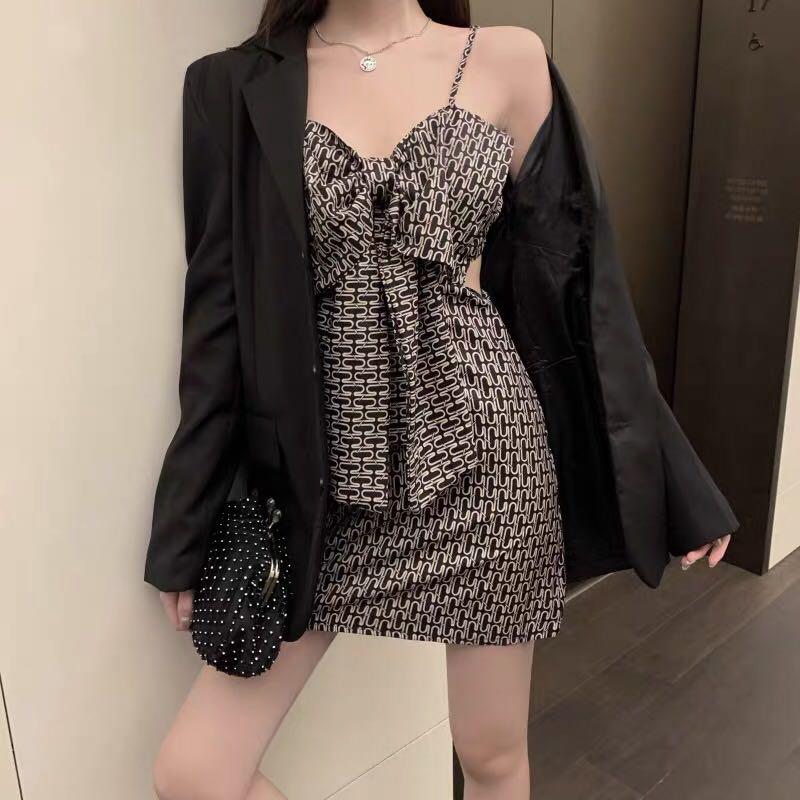 V-Neck Trap Dress, Women's Fashion, Tops, Sleeveless on Carousell