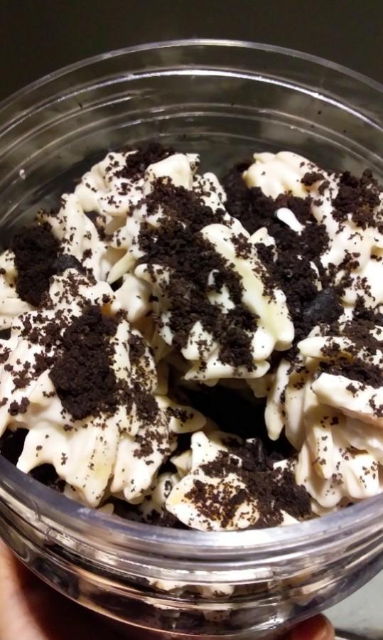 White Chocolate Almond Clusters with crushed Oreo, Food & Drinks ...