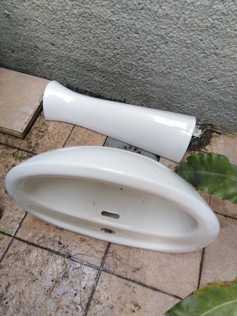 Hcg lavatory (wash basin) sink with pedestal, minor crack, Furniture ...