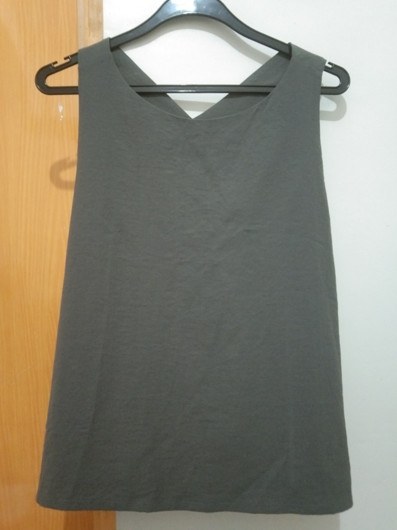 Salient Label Grey top, Women's Fashion, Tops, Others Tops on Carousell
