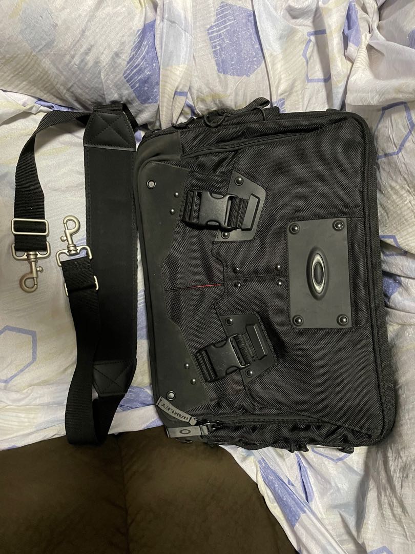 Oakley Laptop Bag, Men's Fashion, Bags, Briefcases on Carousell