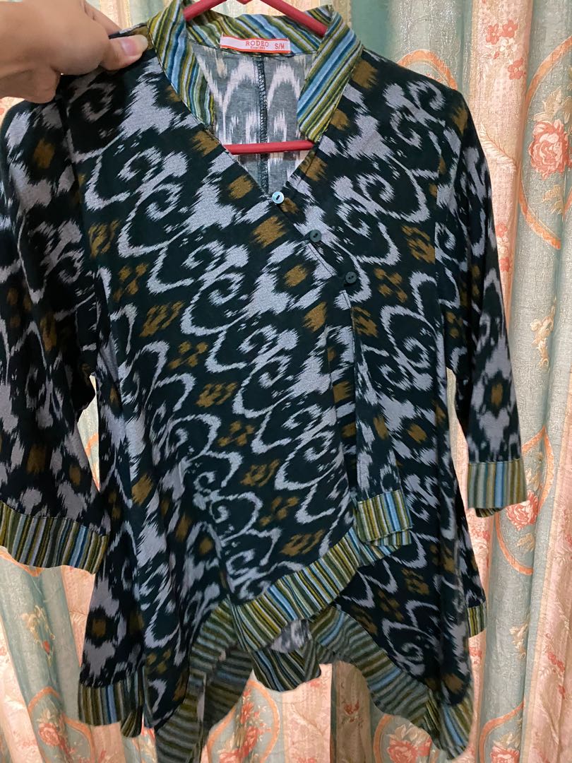 Batik Rodeo, Fesyen Wanita, Pakaian Wanita, Atasan di Carousell