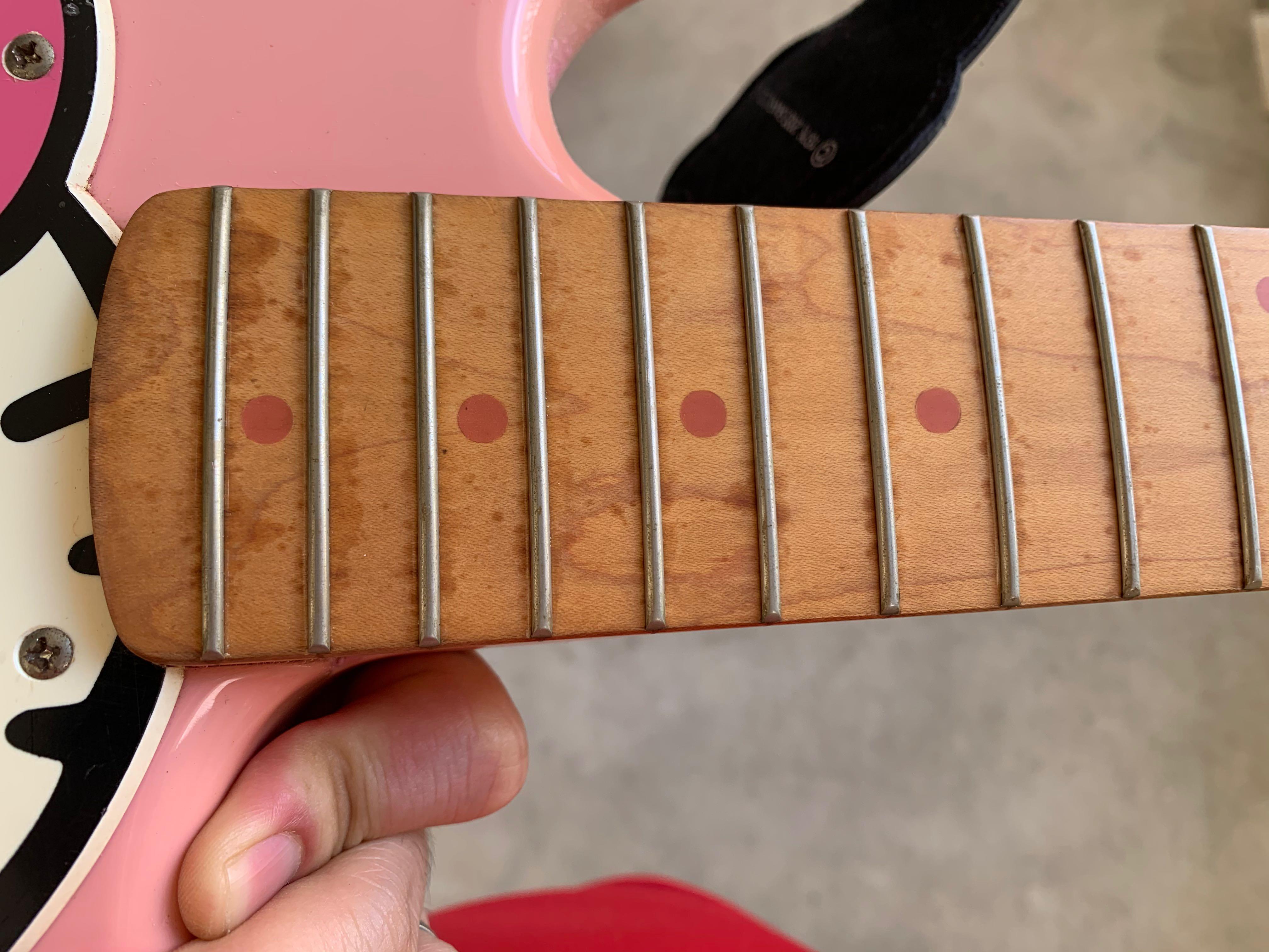 Squier Hello Kitty Stratocaster (Full Set), Hobbies & Toys, Music ...