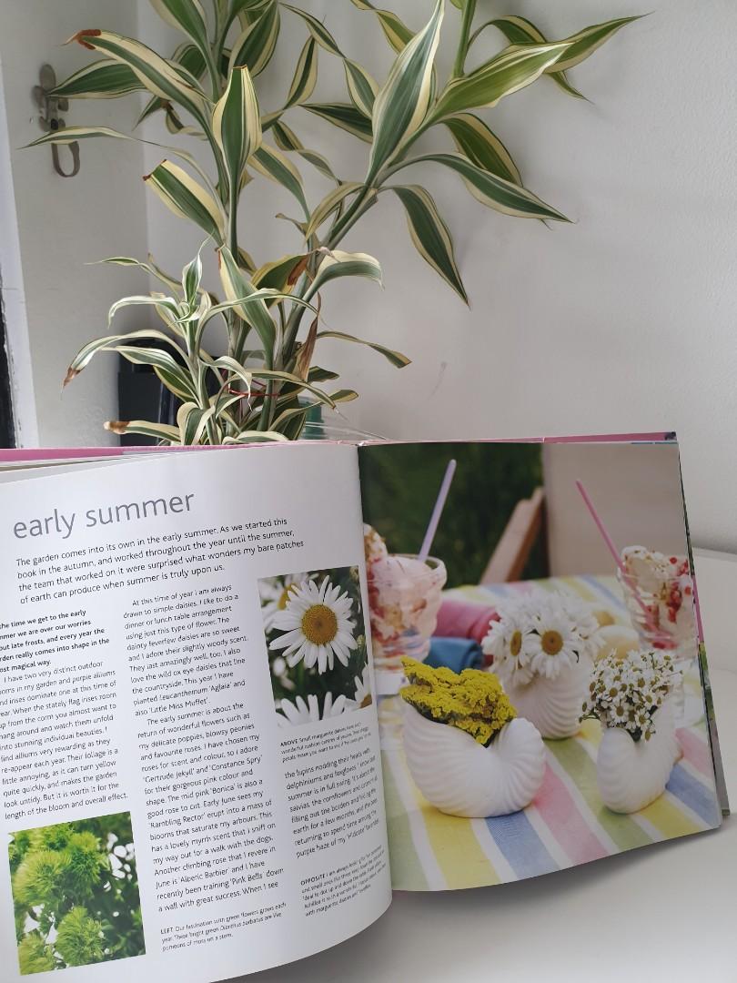 Buku Merangkai Bunga, Buku & Alat Tulis, Majalah & Lainnya di Carousell