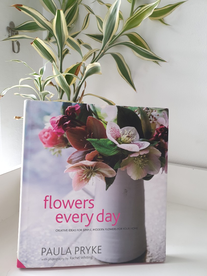 Buku Merangkai Bunga, Buku & Alat Tulis, Majalah & Lainnya di Carousell