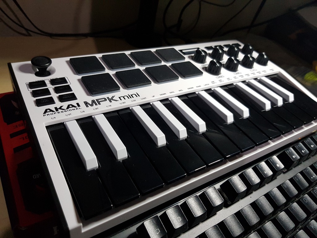 AKAI mpk mini MK4, Hobbies & Toys, Music & Media, Musical Instruments ...